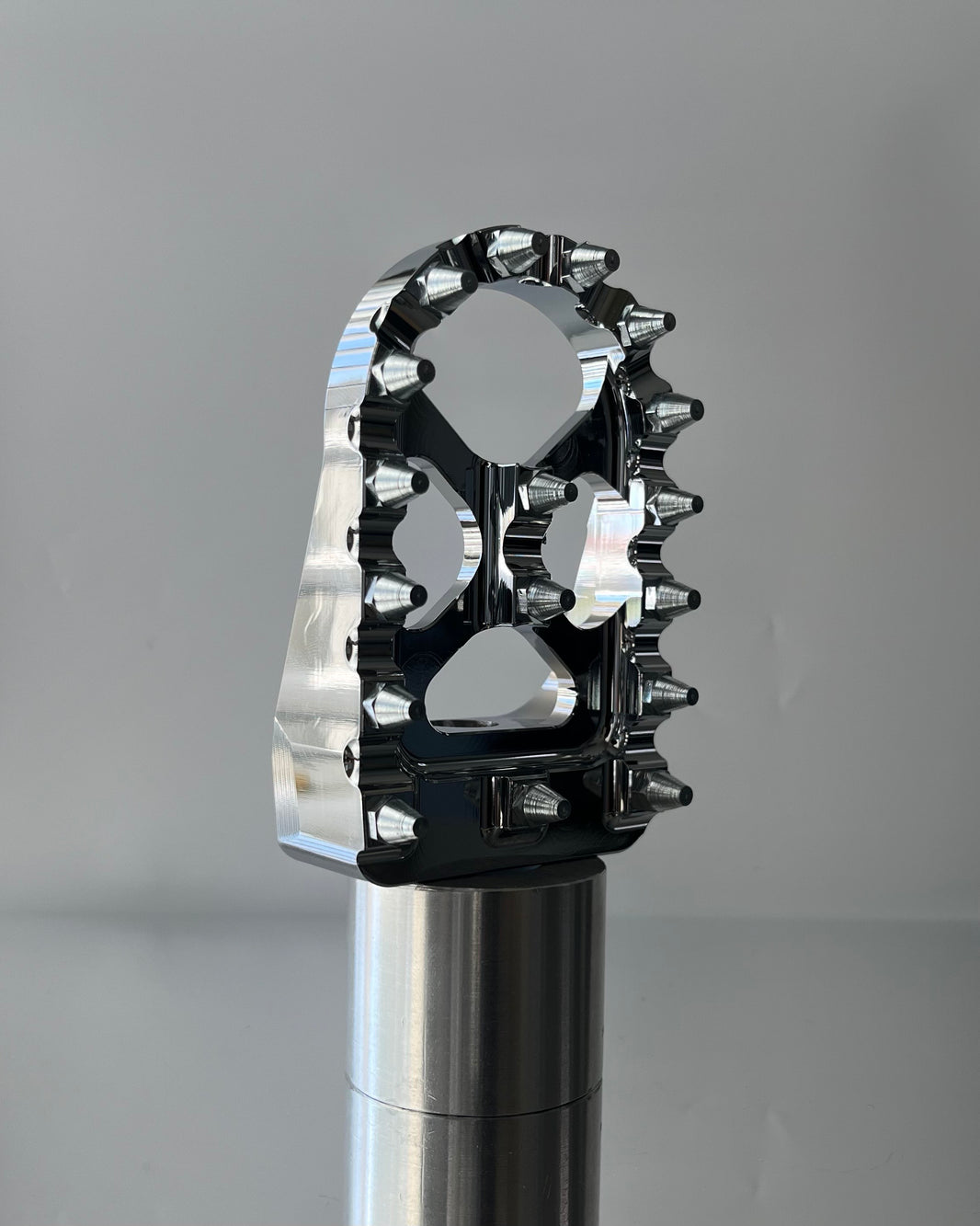 Pegs – Kaos Customs